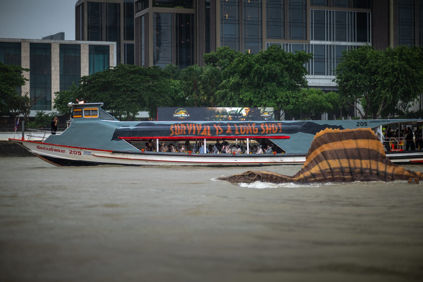 Dinosaurus Raksasa Muncul di Sungai Chao Phraya Thailand dalam rangka ...